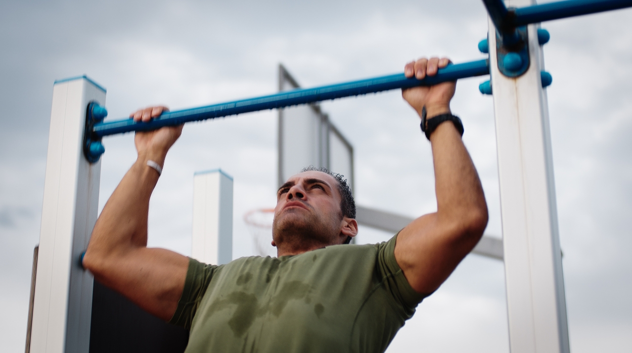 9 Simple & Powerful Bicep Workouts At Home For All Levels